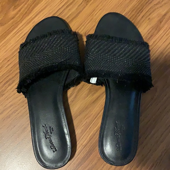 Universal Thread | Shoes | Universal Thread Goods Co Black Slides Size ...